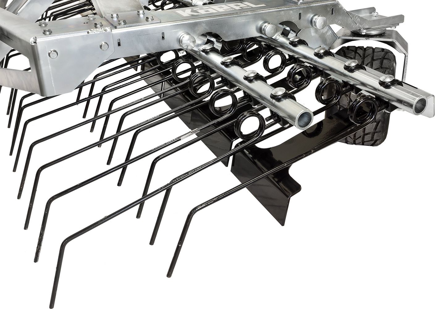 Pasture aerator with height-adjustable rows of tines