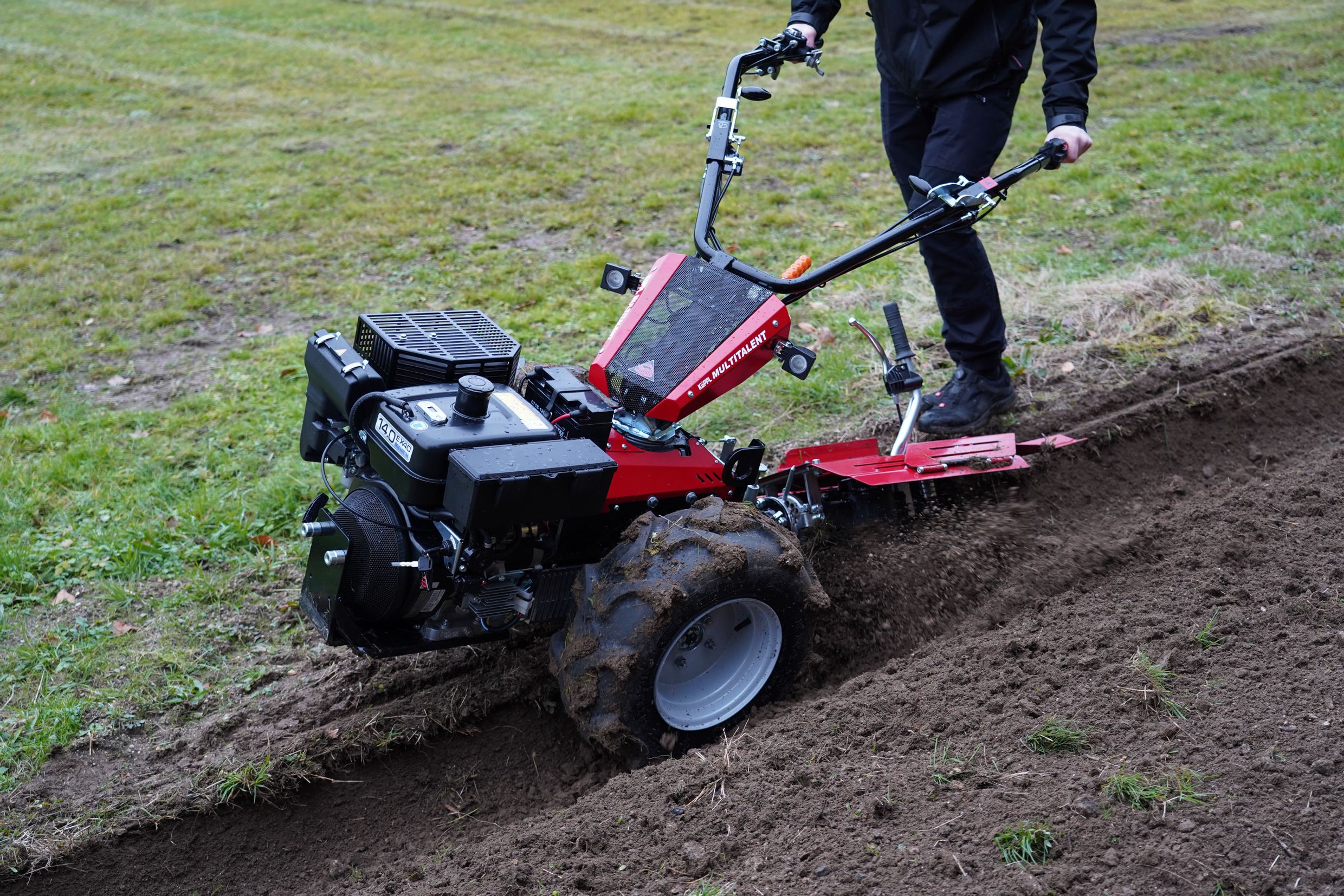 Angled_rotary_plow_with_multitalent_01